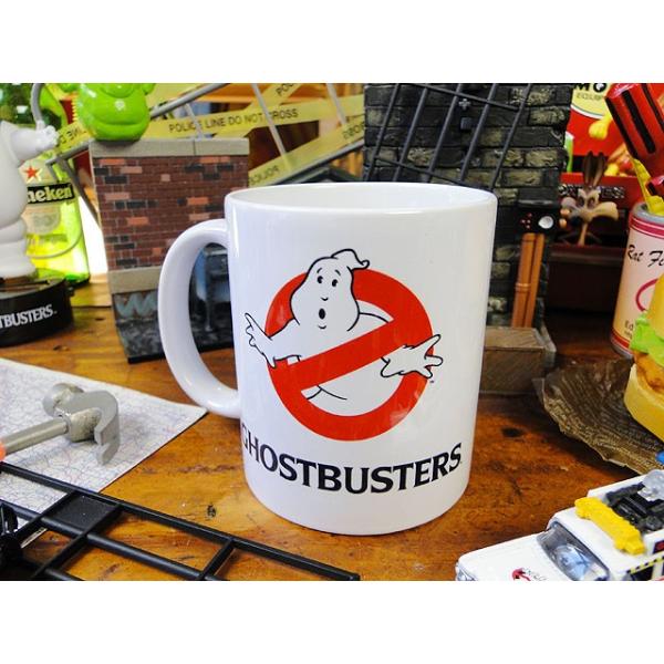 このマークを見るとボクらの時代の映画だーって気持ちが高ぶってくるんだよね！         80年代に世界中で大ヒットを起こし、街中にこのマークが溢れたという社会現象を巻き起こした映画「ゴーストバスターズ」のマグカップです。        ...