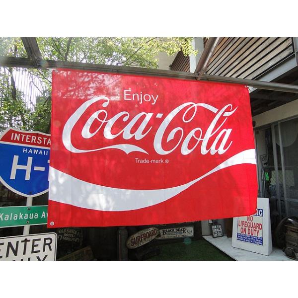 これは珍しい！コカ・コーラブランドのフラッグです。私もこれまで数々のコークグッズを見てきましたが、このフラッグってアイテムはなかなか目にしませんでした。いわゆるナイロン素材のフラッグで、伝統のコカ・コーラロゴが大きく描かれたショップディスプ...