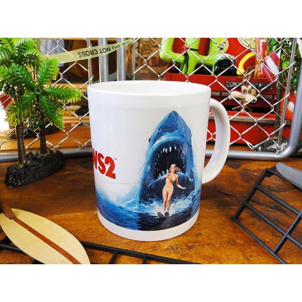 映画史に残る名作ポスター、映画「ジョーズ2」の公開時にデザインされたポスターをマグカップにしたっていう・・・・映画好きにはたまらないオフィシャルグッズです。迫り来る恐怖と、それを知らずに優雅に水上スキーを楽しむ美女・・・・この絶妙間にその後...