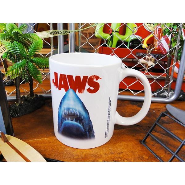 映画史に残る名作ポスター、映画「ジョーズ」の公開時にデザインされたあのポスターをマグカップにしたっていう・・・・映画好きにはたまらないオフィシャルグッズです。迫り来る恐怖と、それを知らずに優雅に泳ぐ美女・・・・この絶妙間にその後に起こるであ...