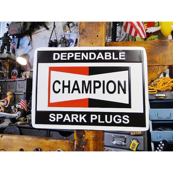 ガレージを飾る看板をチョイスする際に、オイル系やクルマは定番だけど、そこにもう少しスパイスを加えるとプロっぽくなってくるの！そんな時にはパーツ系はまず押さえておきたいデザイン！そこで、イイのを見つけてきました！スパークプラグの代名詞ブランド...