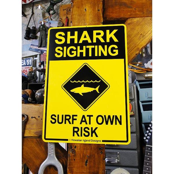 ハワイのビーチで見かける警告サインをモチーフに、いかにもハワイにありそうな標識看板風にデザインした・・・・ハワイアンサインプレートです。        ハワイ好きってのを、こういうユーモラスな言い回しで表現しちゃうってところがシャレてるよね...