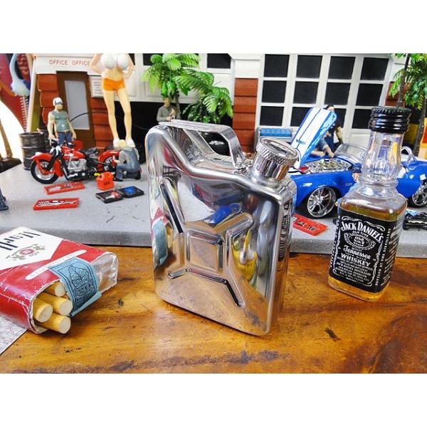 「あーガソリン切れた−」なんて冗談を言いながら、酒をグビグビと飲むアイツを思い出しちゃった         そんな酒飲みの彼らのために、燃料缶のカタチをしたフラスクを見つけてきました。         コレを手にして、さっきのセリフを言うと...