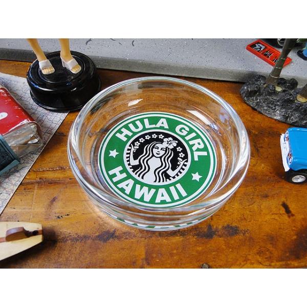 ハワイのモーテルやローカルフードショップに置いてありそうな・・・・アドバタイジング系デザインがされたガラス製の灰皿です。テーブルやデスクの上で、小振りの自分専用灰皿が欲しいって時に、こういうの持ってると重宝します。ちなみにこのガラスアシュト...