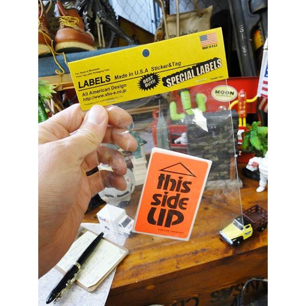 アメリカのホームセンターに行くと並んでる・・・・荷物取り扱いの際の注意シールやラベルいろいろ集めてきました。で、「こんなの何に使うの？」って思うでしょ！アメ雑好きなら、お気に入りのケースや箱なんかを持ってると思いますが、そこに貼るカスタムス...