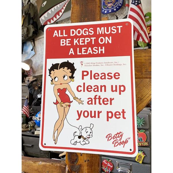 アメリカの公園や庭先で見かける犬のマナー看板をモチーフに、ベティ・ブープバージョンでデザインしたってのがこちら！自宅の前が犬の散歩コースにされて、フンの後始末をしない飼い主がいて困ってるって時に、この看板だと柔らかく伝えられてイイの！内容は...