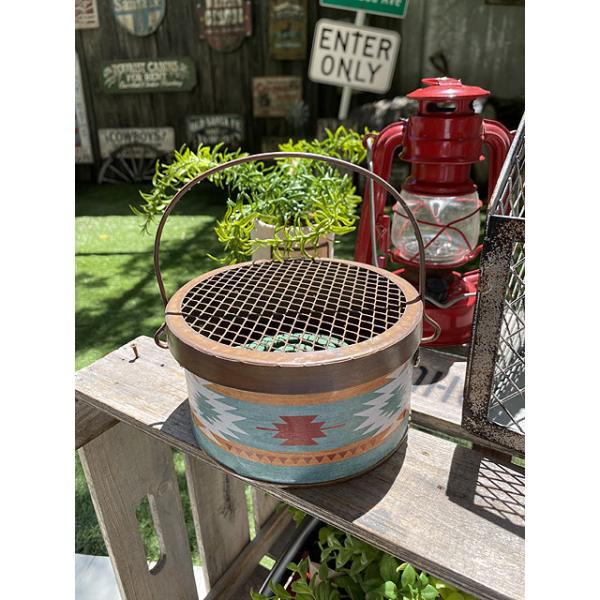 ネイティブアメリカンのトライバル柄を落とし込んだ・・・・蚊取り線香置きです。庭先で長く長時間効果を発揮したいって時には、やっぱりこの渦巻き型の蚊取り線香が重宝するもんね！そこで、蚊取り線香置きをホームセンターに探しに行くも、やっぱりあのブタ...