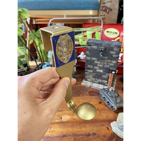 毎年毎年、お気に入りのフライトジャケットがついつい増えて、気がつけば、部屋のアチコチにハンガーをぶら下げてる・・・・なんてこと、よくある話です。「部屋のクローゼットだけでは全然足りない」って人に紹介するのが、このドアハンガーフックです。ドア...