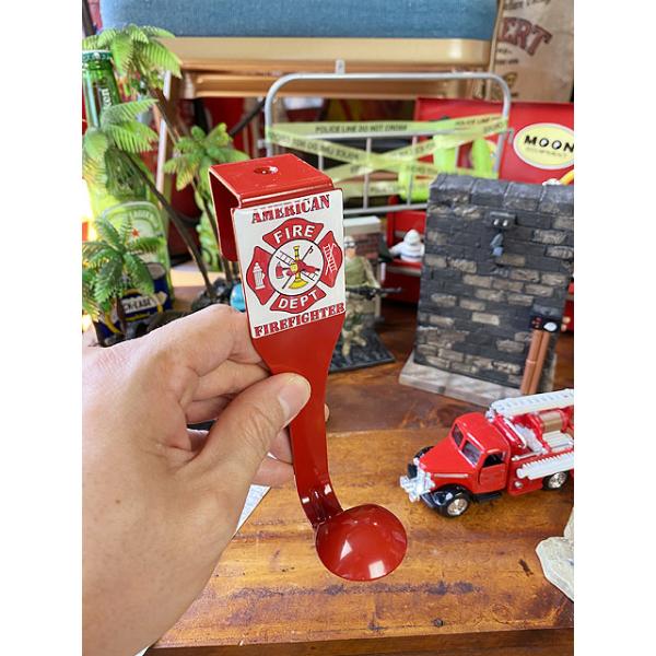 毎年毎年、お気に入りのフライトジャケットがついつい増えて、気がつけば、部屋のアチコチにハンガーをぶら下げてる・・・・なんてこと、よくある話です。「部屋のクローゼットだけでは全然足りない」って人に紹介するのが、このドアハンガーフックです。ドア...