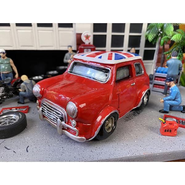 往年のクラシックカーをディフォルメデザインで再現したオールディーズマネーバンクです。昔 この手のイラストを カー雑誌の表紙なんかでよく見かけたものですがそれを立体的に作り上げたって感じかな！なんか生きてるみたいに躍動感があってデスク脇とかに...