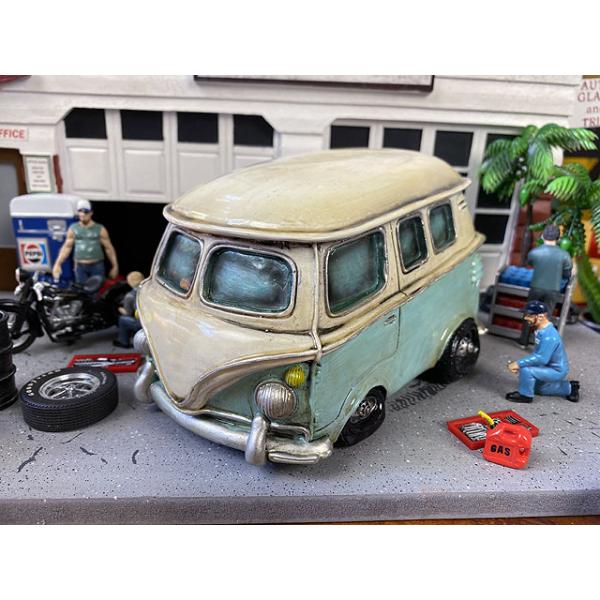 往年のクラシックカーをディフォルメデザインで再現したオールディーズマネーバンクです。昔 この手のイラストを カー雑誌の表紙なんかでよく見かけたものですがそれを立体的に作り上げたって感じかな！なんか生きてるみたいに躍動感があってデスク脇とかに...