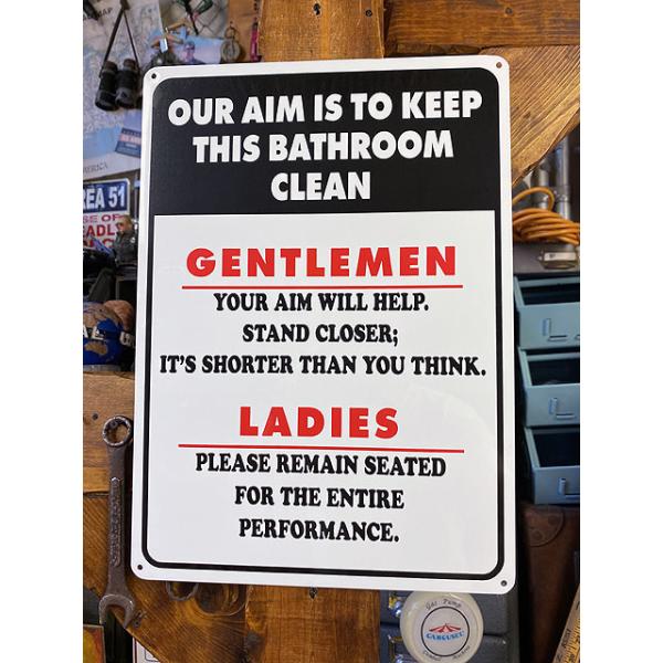 アメリカのトイレに入ると見かける・・・・昔ながらの「トイレはキレイに使いましょう！」と呼びかける案内看板です。見るからに公共の場に飾ってありそうなデザインがイイでしょ！で、その内容がこれまた良くって、こんな感じ・・・・・「みんなでトイレをき...