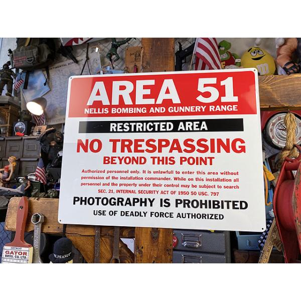 アメリカはネバダ州にある空軍基地「エリア51」に実際に立ってる看板を完全再現したっていう・・・・ボクらの大好物な看板です。昔からココは「宇宙人が運び込まれた」なんてウワサが絶えず、秘密基地としてのイメージが強いから、「空軍基地と言えば、エリ...