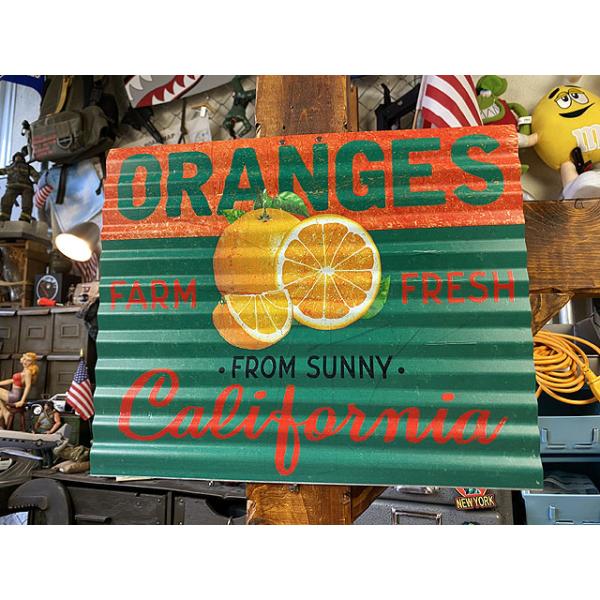 カリフォルニア名物のオレンジを出荷する時に貼られる出荷ラベルをそのまま看板デザインにしたっていう1枚。波板サインで再現されてるから、オレンジ工場のシャッターアートみたいでしょ！フルーツ系デザインなので、キッチン周りを飾り付けるのにもイイし、...