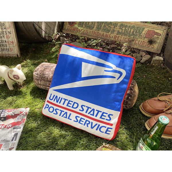 企業モノが好きな人だとこのデザインはズサっとハートに突き刺さるんじゃない！アメリカの郵便局USPSのロゴクッションです。それこそ郵便ポストや郵便物では見かけるマークだけどまさかのルームクッションだもんねー日常のアメリカがそこにあるみたいでア...