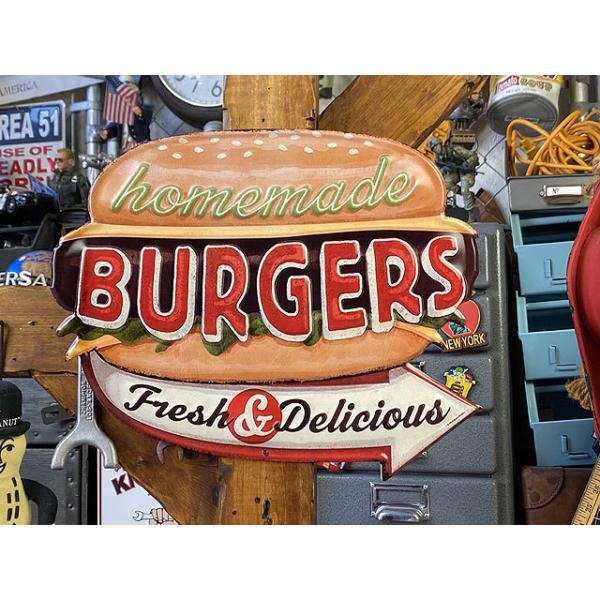アメリカンと聞けば、やっぱりこの絵は欲しくなるのがアメリカ好き！みんな大好きなハンバーガーをテーマにしたエンボス・ティンサインです。今回のは巨大なハンバーガーがロードサインとしてデザインされたって設定なの！なのでハンバーガーの絵にダイナーサ...