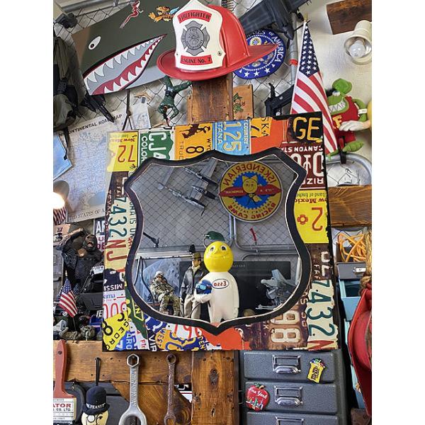 その昔、アメリカ中を走ってたクルマに付いていたヴィンテージナンバープレートをモチーフにガラスミラーを仕上げた逸品がコチラ！シャビーシックなヴィンテージスタイルを、鏡という実用アイテムで持ち込めちゃうの！正面はルート66の標識などでもおなじみ...