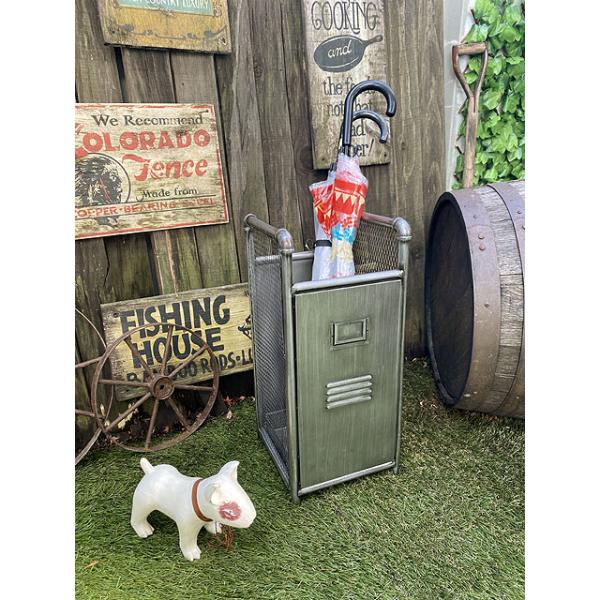 従来の傘立てのイメージとはまるで違う雰囲気！男前インテリアで近頃人気のインダストリアルなテイストで仕上げた…メタル製のアンブレラスタンドです。ガス管をモチーフにしたパイプで本体のフレームが作られていて、そこへフェンスをイメージしたメッシュと...