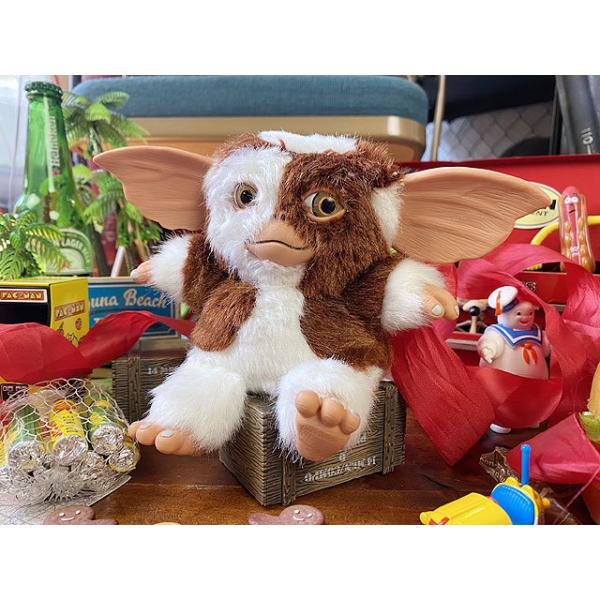 手乗りサイズがまるで本物みたいでメチャクチャ可愛い！お父さんが町の骨董屋さんで見つけた不思議な生き物「モグワイ」ことギズモがフサフサの毛をしたぬいぐるみになってやって来たの！               これを手がけたのは、昔から映画モノを...