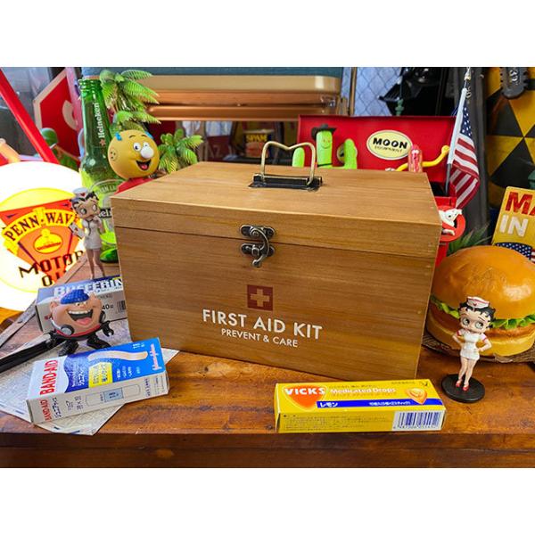 外国のアンティークのファーストエイドボックス風に仕上げられた木製の救急箱です。薬ってついつい100円ショップで売ってるようなプラケースに入れてることが多いけどこんな味のあるボックスに入れると、これ自体がインテリアになっちゃうでしょ！アメ雑好...