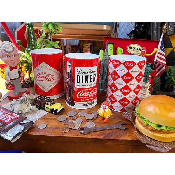 アメリカのダイナーレストランに行くとレジ横で目にしそうなコカ・コーラのブリキ製の貯金箱です。こんなのが無造作にデスクやシェルフの上に置いてあるだけで50年代っぽいアメリカンな雰囲気をかもし出してくれるもんなーそれにこのバンク、上フタが開けら...