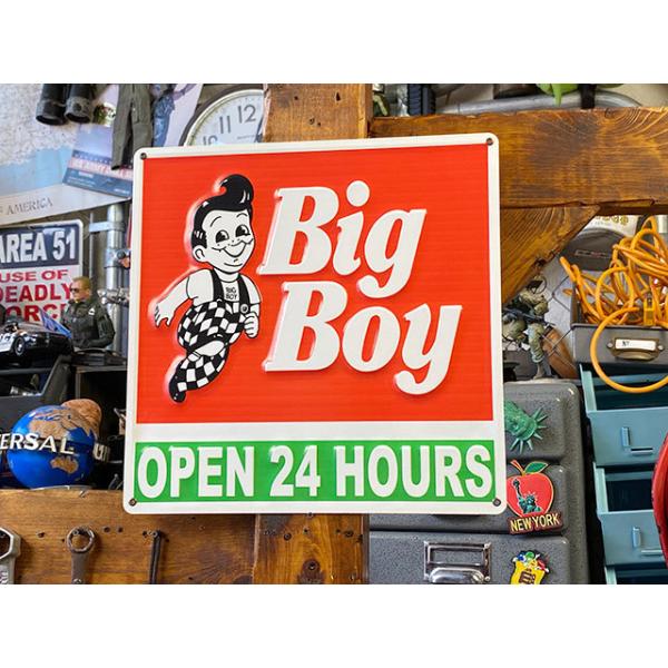 ハンバーグで有名なアメリカのレストランチェーン店、ビッグボーイのエンボス・ティンサインです。24時間営業をアピールする店舗用看板をそのまま再現したっていうヤツ！ビッグボーイと言えば、マスコットキャラのボビーってくらいイメージが強いけどそのボ...
