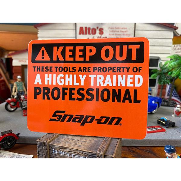 プロのメカニックガレージの壁にバシッと貼られてそうな・・・・そんな警告サイン風ステッカーが、あのスナップオンブランドからリリースされました！プロフェッショナルツールとアピールするこのステッカーは、素人のボクらをその気にさせてくれる・・・そん...