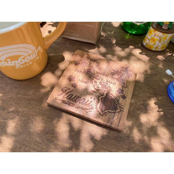 アロハスタジアムで毎週開催されるスワップミートに足を運ぶと出会いそうな・・・・ヴィンテージ風のウッドコースターです。このコースター、見た目のとおり木でできてるんだけど注目して欲しいのはその厚みなんです。0.8cmと1cm近くもある厚みでココ...