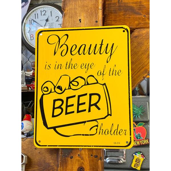 英語で「Beauty is in the eye of the beholder. 」（美は見る者の目に宿る）っていう有名なことわざはあるんですがそれをモジって「美はビールを飲んでる人の目に宿る」っていうアメリカンジョークな看板！「酒を飲ん...