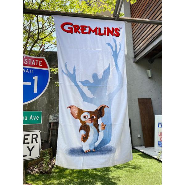 ギズモって何を作っても可愛いんだよなー今回リリースされたのは、数あるグレムリンのポスターの中でもひときわ人気の高い「ギズモの影が恐ろしいグレムリンになってる」っていう傑作アートをそのまんまビーチタオルにしたっていうアイテム！ちゃんとオフィシ...