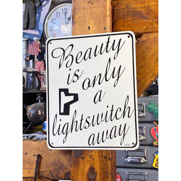 英語で「Beauty is in the eye of the beholder. 」（美は見る者の目に宿る）っていう有名なことわざはあるんですがそれをモジって「美は灯りを消せば宿る」っていうアメリカンジョークな看板！「灯りを消しちゃえば、...