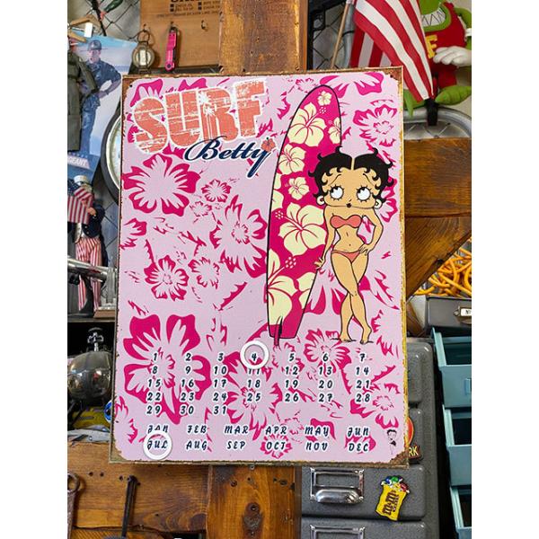 夏、海、サーフィン・・・・こんなキーワードが好きな人に、ベティ・ブープからの贈り物！ピンクのハイビスカス柄がパラダイスムード満点のサーフベティのブリキ看板です。ピンクなのに思い切り海を感じれる・・・・そんなサマーデザインがベティらしいでしょ...