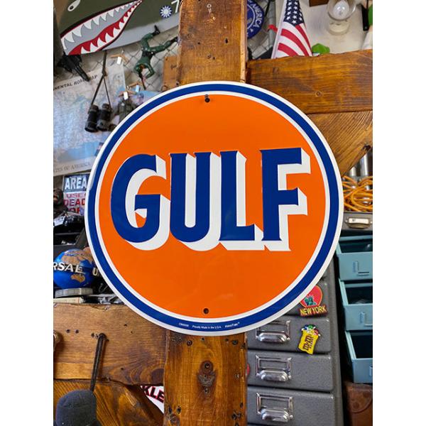 マックイーンファンならこのマークはついつい反応しちゃうでしょ！映画「栄光のル・マン」でガルフカラーのポルシェに乗って走ったあのシーンを！というわけで、そんなストーリーを込めて飾るのがこのガルフのロゴ看板です。オイルカンパニーなんだけど人気の...
