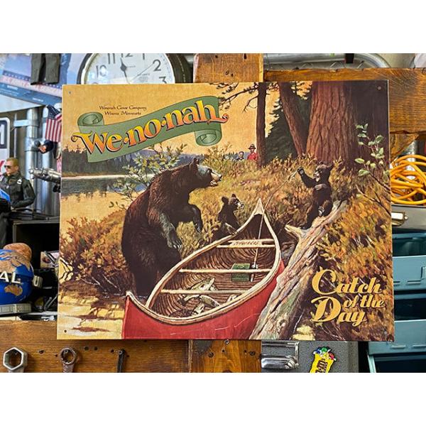 ミネソタ州ウィノナにある老舗カヌーメーカーウィノナの昔の宣伝広告を再現したブリキ看板です。ウィノナカヌーに乗って湖畔沿いをカヌーイングしてるシーンをそのままデザインにしたっていう・・・・アメリカらしいカット！近ごろのアウトドアブームで気がつ...