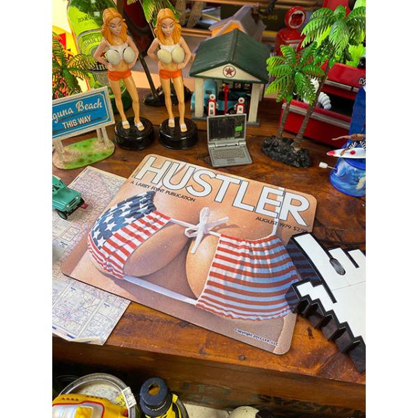 デスクの上に無造作に置かれたポルノ雑誌・・・・そんな男臭い雰囲気をあえて演出しちゃうってノリのユニークな商品がこのハスラーのマウスパットです。プレイボーイやペントハウスのライバル誌として人気の高かったアメリカのポルノ雑誌ハスラーのカバーフォ...