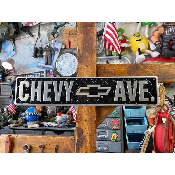シボレーを愛して止まないアナタのためにもうねー専用道路を作っちゃいました！そんなノリでシボレー愛をアピールする・・・・シェビーアベニューのストリートサインです。アメリカの町中で見かけるストリート看板がモチーフになっていてそこへ伝統のロゴマー...