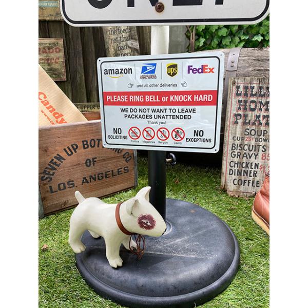 宅配便を配達に来たスタッフさんへ「ベルを鳴らすかノックしてね！」とお願いを案内するアメリカのサインボードです。アマゾンをはじめ、郵便局、UPS、フェデックスと・・・・誰もが知ってる有名どころの会社ロゴが目を引くデザイン！全部英語で書かれてる...