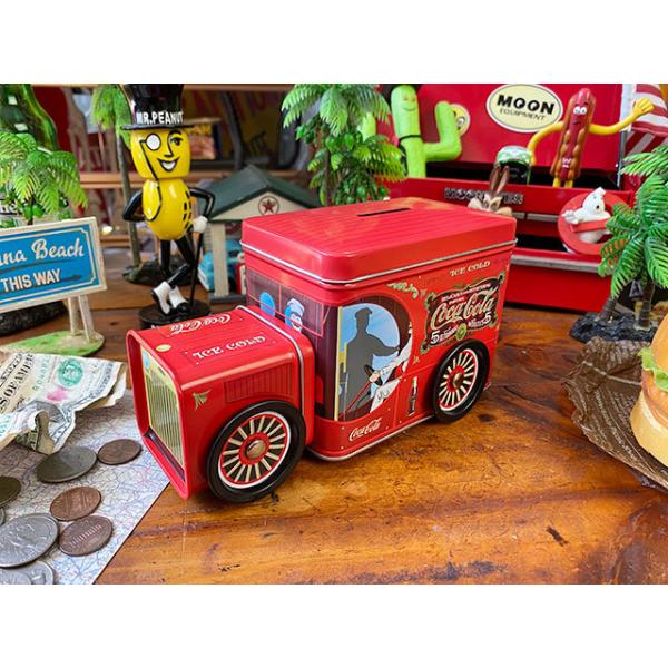 荷台をコーラで満載にしてアメリカ中をデリバリーして回ったコカ・コーラのデリバリートラックをモチーフにしたユニークなブリキ缶バンクです。天井部分がそのままフタなっていて、コインのほか中に小物を収納できるって作りになってるの！カタチ的にもちょう...