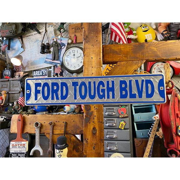 「Built Ford Tough」のフォードのスローガンがデザインされたストリートサイン！アメリカをクルマで走ってると目にするストリートサインがモチーフになってるの！スローガンにある「タフ」のイメージどおり、ガレージなどに敷かれてる鉄板模...