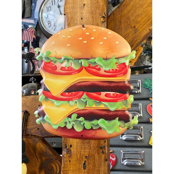 キターーーボクらの大好物ハンバーガーがエンボス・ティンサインになって登場です。やっぱり絵になるなー　ハンバーガーって！でっかいビーフパティに、トロッととろけるチーズはまさにアメリカ！そこにレタスがイイ色合いを加えてくれててデザイン全体のバラ...