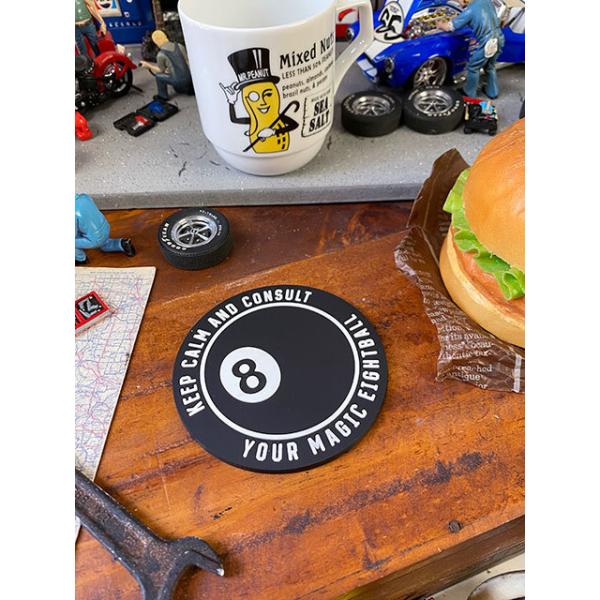 カスタムアートの世界や、ミリタリーデザインの中でも度々登場するアメリカ人のラッキーナンバー8ボールデザインのラバーコースターです。コップやグラスをキープしておくためのモノなんだけど、このデザインだとただそこに敷かれてるだけでカスタムアートな...