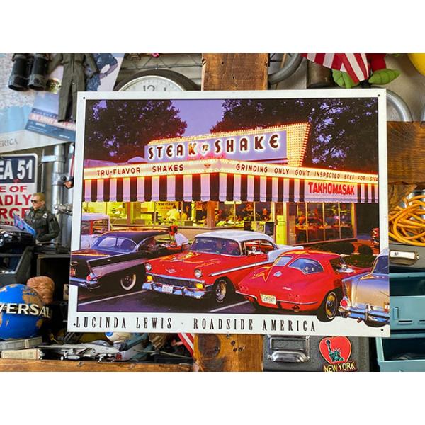 50年代のアメリカンダイナーをテーマに、古き良きアメリカを届けてくれる写真家「ルシンダ・ルイス」のショットから、地元でウマいと評判のステーキ＆シェイクのお店を撮った1枚を看板にしたのがコチラ！駐車場にズラリと並んだベルエアとコルベット・・・...