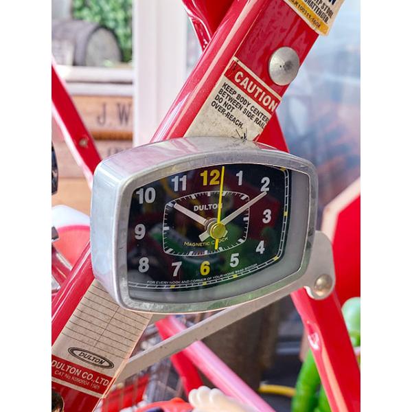 外国のニオイがしてくる・・・・そんなオシャレなインテリアをたくさん届けてきてくれたダルトンから、今度は小ぶりな時計が届きました！背面に磁石を装備したマグネティック・クロックなんです。手のひらに載るくらいの小ぶりな時計をインダストリアルな雰囲...