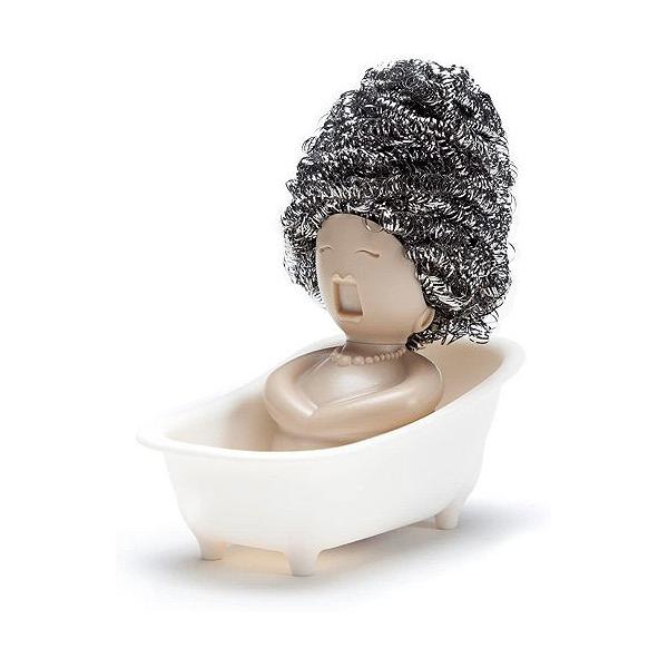 バスタブに浸かってご機嫌に歌を唄う女性をモチーフにしたユニークなタワシホルダー、ソープオペラです。ステンレス製のタワシが付属していて、使い終わったら女性の頭（棒状になってます）にズサっと突き刺すとそれがまるでヘアーにみえるっていう・・・・ち...