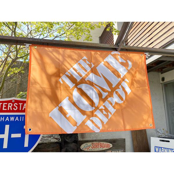 オレンジ色のロゴが目印の全米最大のホームセンターホームデポのガレージフラッグです。広いシーンを飾るのに今も昔も定番なのがフラッグを使ったディスプレイ！思い入れのあるメーカーやブランド大好きなアメリカのお店や会社のロゴで飾るとテンション上がる...