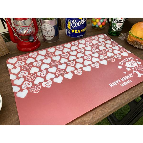 女の子がショッピングカートを押して軽快に走ってるロゴが印象的！ハワイはノースショアにあるオールドタウンハレイワのスーパーマーケットをテーマにした人気のブランドからプレースマットがその昔にリリースされたんですが、それのデッドストック品が少量だ...