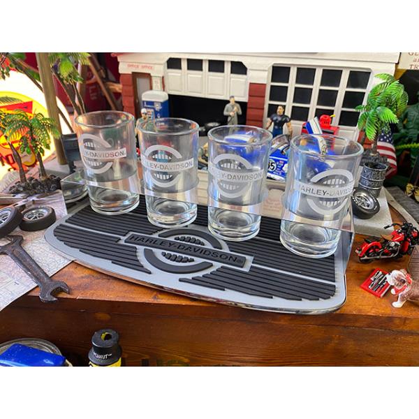 4種類のお酒を注いで味比べをするテイスティング用のグラスセットがハーレーダビッドソンからリリース！こういうシャレたアイテムが用意されてるところが、アメリカらしいでしょ！ハーレーのフットボードをイメージしたトレイが付属していて、そこへ小ぶりな...