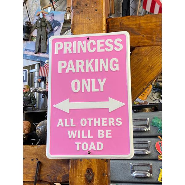 アメリカのお店前でよく目にするパーキングサインをモチーフにしたジョークサインです。アメリカ人はこの手のおバカなジョークが大好き！この看板は「お姫様専用駐車場」なんてノリで勝手に専用駐車場を作っちゃったって1枚。「お姫様専用駐車場につき他の車...