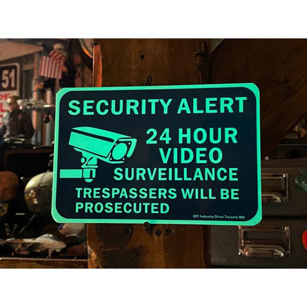 映画やドラマのワンシーンで登場しそうなアメリカのセキュリティサインで蓄光タイプを見つけてきました。向こうの工場や軍施設私有地のフェンスなんかに取り付けられてる本物です。この手のサインはアメリカのホームセンターに行くといっぱい見かけるんですが...