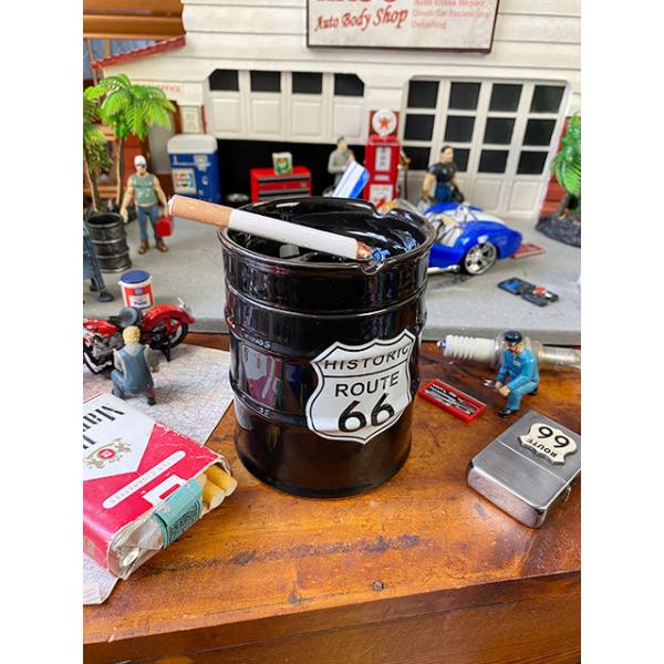 伝説のハイウェイルート66をテーマにデザインされたドラム缶型灰皿です。             「ドラム缶」ってどういうわけか男心くすぶる何かを持ってるんだよなー             この形を見かけるとついつい持って帰りたくなる衝動にか...